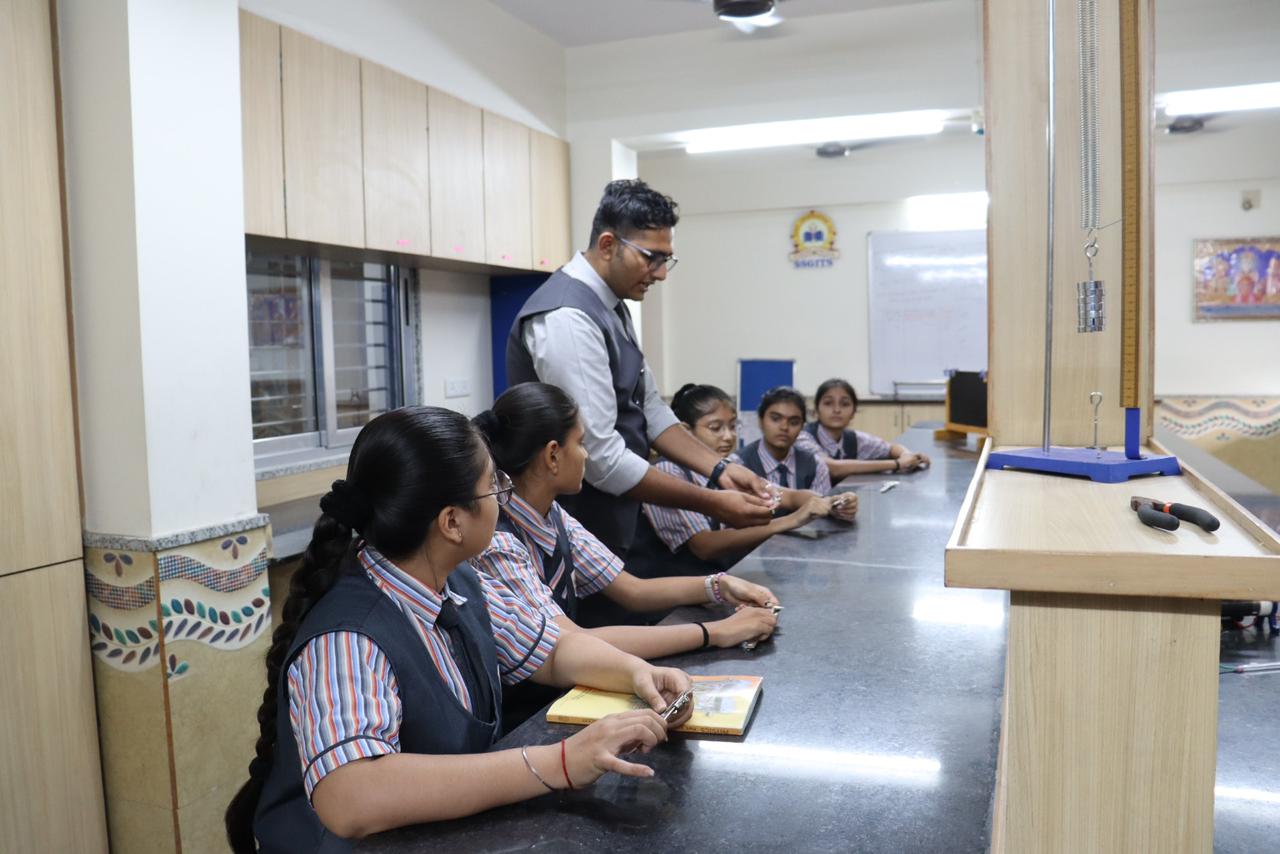 Facilities - Labs | Shree Swaminarayan Gadi International Techno School